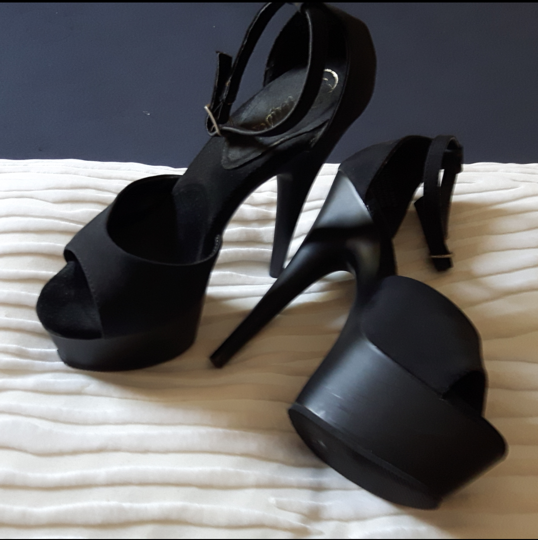 Estrel`s heißer Fuß.-und Nylon Fetisch | Telefonsex mit Estrel